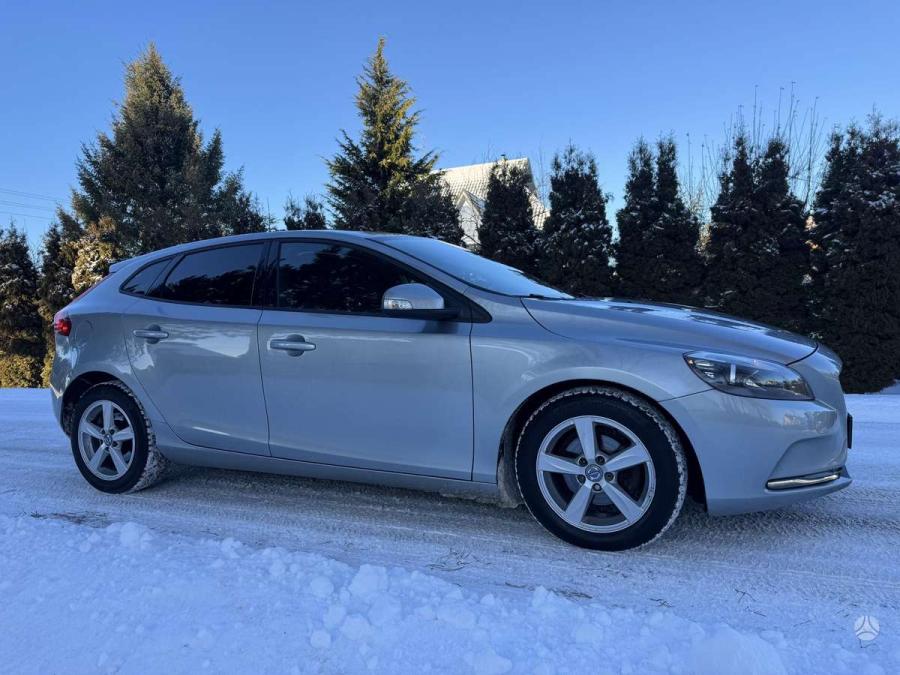 Pelēks Volvo V40 2013 Alīta, ar dzinēja tilpumu 1.56 L un nobraukumu 266 tūkst. km par 4850 €, foto 1 vietnē AUTOMOTO.COM.LV