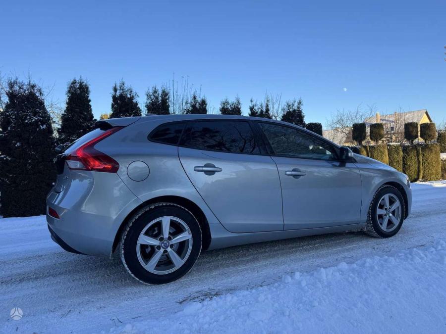 Pelēks Volvo V40 2013 Alīta, ar dzinēja tilpumu 1.56 L un nobraukumu 266 tūkst. km par 4850 €, foto 9 vietnē AUTOMOTO.COM.LV