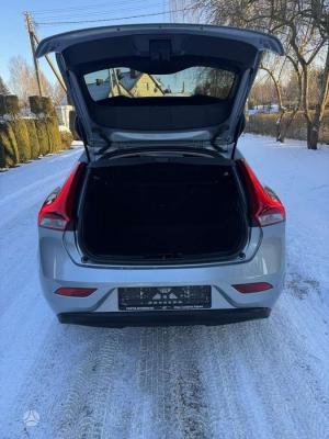 Pelēks Volvo V40 2013 Alīta, ar dzinēja tilpumu 1.56 L un nobraukumu 266 tūkst. km par 4850 €, foto 14 vietnē AUTOMOTO.COM.LV