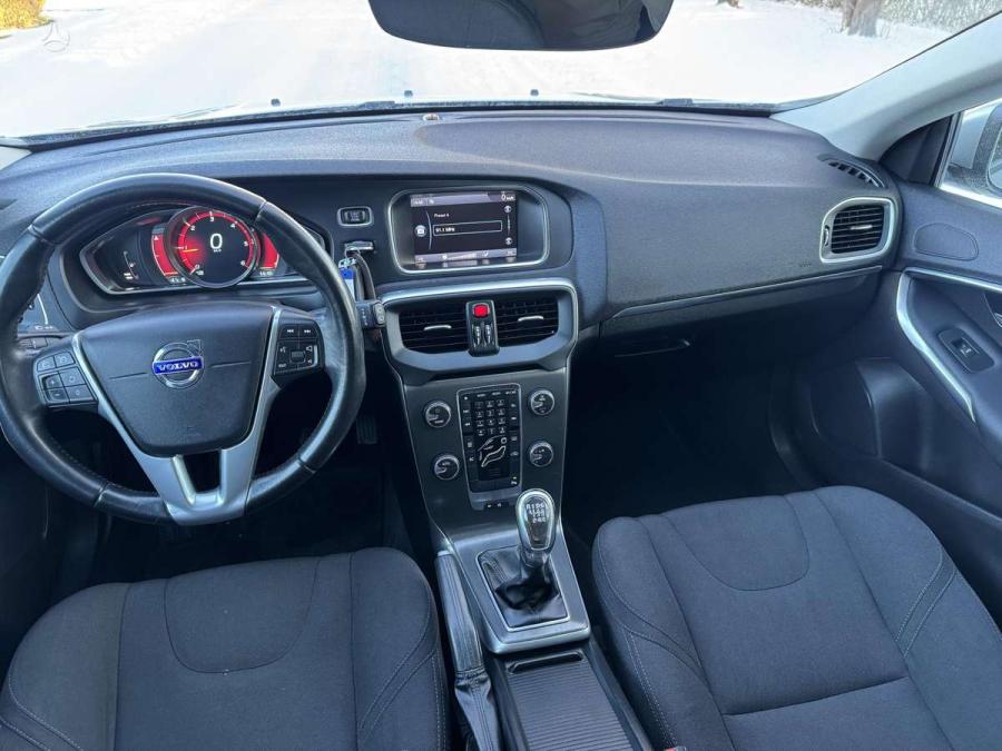 Pelēks Volvo V40 2013 Alīta, ar dzinēja tilpumu 1.56 L un nobraukumu 266 tūkst. km par 4850 €, foto 17 vietnē AUTOMOTO.COM.LV