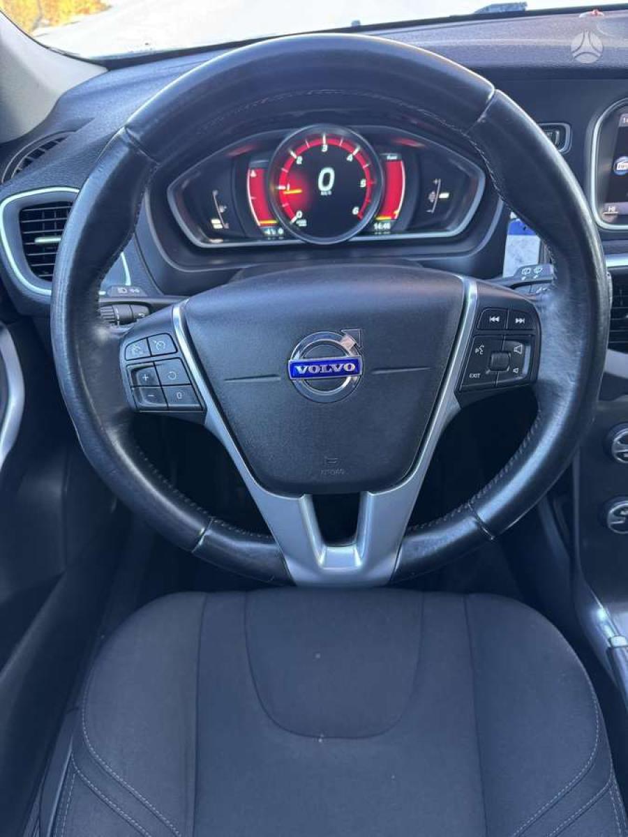 Pelēks Volvo V40 2013 Alīta, ar dzinēja tilpumu 1.56 L un nobraukumu 266 tūkst. km par 4850 €, foto 18 vietnē AUTOMOTO.COM.LV