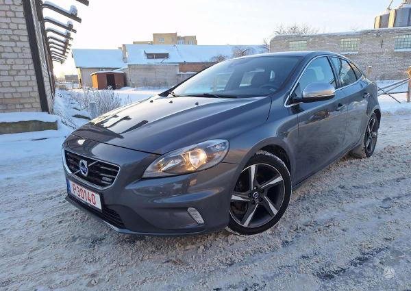 Grey Volvo V40 2013 in Ukmerge, with an engine capacity of 1.56 L and mileage of 254 thousand km for 6400 €, photo 1 on AUTOMOTO.COM.LV