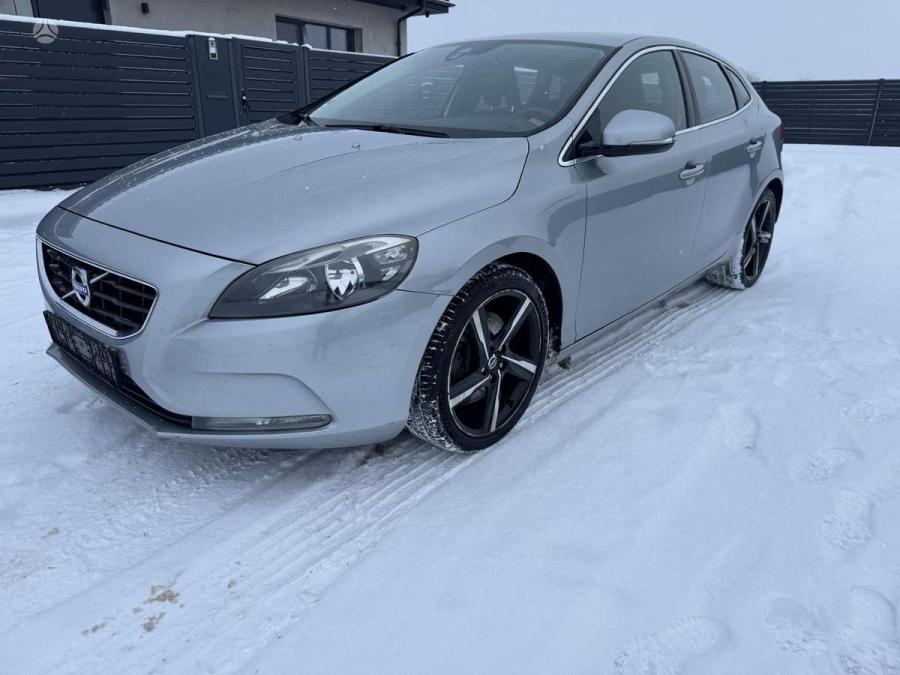 Pelēks Volvo V40 2013 Alīta, ar dzinēja tilpumu 1.98 L un nobraukumu 260 tūkst. km par 5900 €, foto 1 vietnē AUTOMOTO.COM.LV