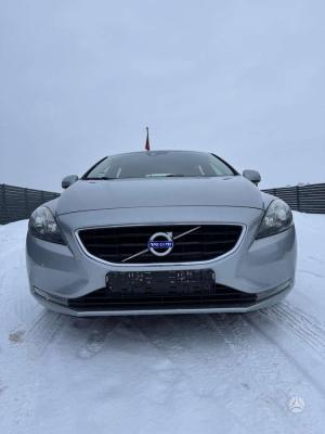 Pelēks Volvo V40 2013 Alīta, ar dzinēja tilpumu 1.98 L un nobraukumu 260 tūkst. km par 5900 €, foto 2 vietnē AUTOMOTO.COM.LV