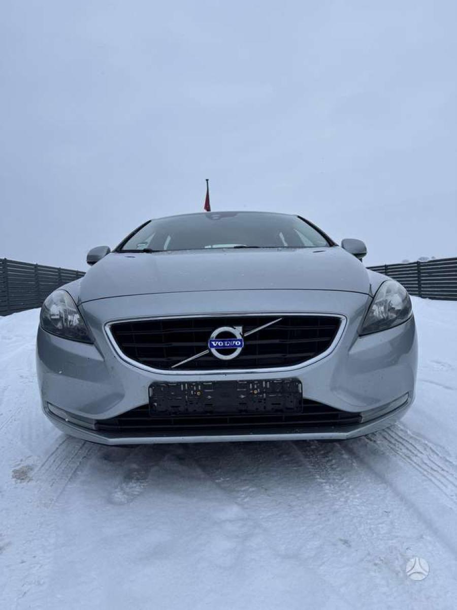 Pelēks Volvo V40 2013 Alīta, ar dzinēja tilpumu 1.98 L un nobraukumu 260 tūkst. km par 5900 €, foto 2 vietnē AUTOMOTO.COM.LV