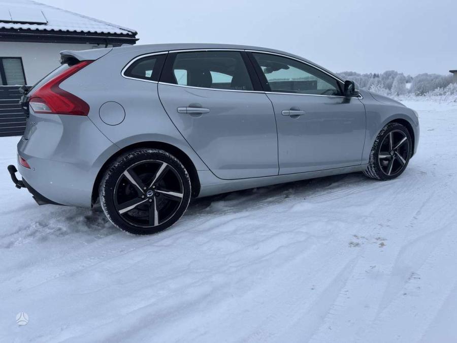 Pelēks Volvo V40 2013 Alīta, ar dzinēja tilpumu 1.98 L un nobraukumu 260 tūkst. km par 5900 €, foto 6 vietnē AUTOMOTO.COM.LV