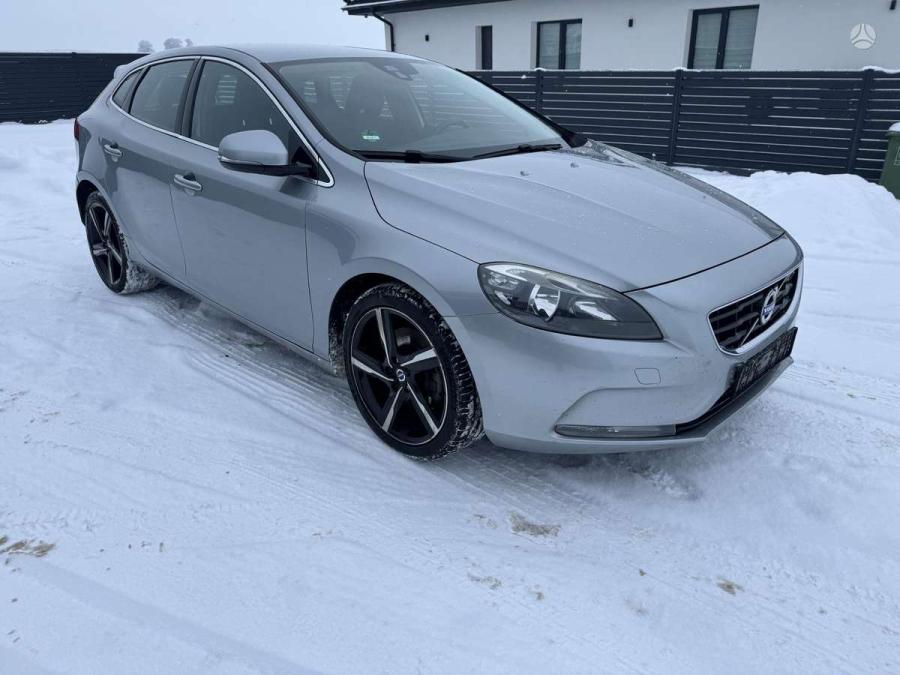 Pelēks Volvo V40 2013 Alīta, ar dzinēja tilpumu 1.98 L un nobraukumu 260 tūkst. km par 5900 €, foto 7 vietnē AUTOMOTO.COM.LV