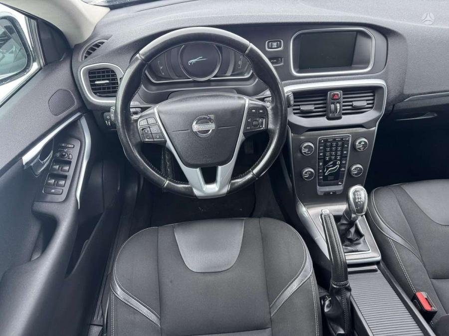 Pelēks Volvo V40 2013 Alīta, ar dzinēja tilpumu 1.98 L un nobraukumu 260 tūkst. km par 5900 €, foto 8 vietnē AUTOMOTO.COM.LV