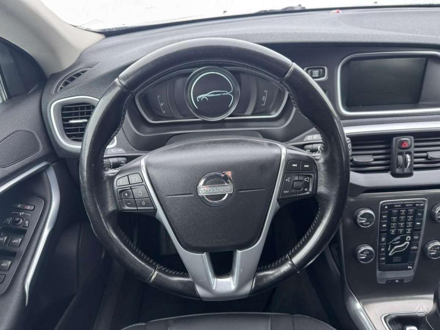 Pelēks Volvo V40 2013 Alīta, ar dzinēja tilpumu 1.98 L un nobraukumu 260 tūkst. km par 5900 €, foto 14 vietnē AUTOMOTO.COM.LV
