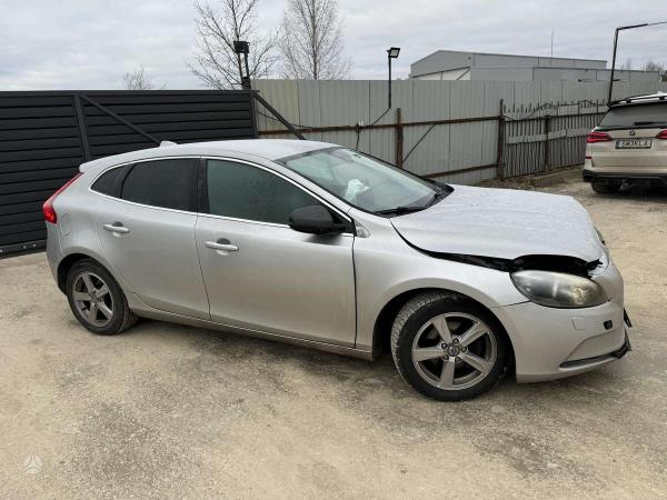 Grey Volvo V40 2013 in Siauliai, with an engine capacity of 1.56 L and mileage of 235 thousand km for 2400 €, photo 3 on AUTOMOTO.COM.LV