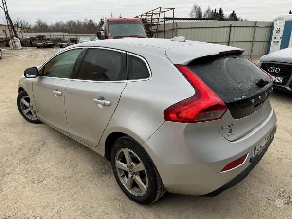 Grey Volvo V40 2013 in Siauliai, with an engine capacity of 1.56 L and mileage of 235 thousand km for 2400 €, photo 6 on AUTOMOTO.COM.LV