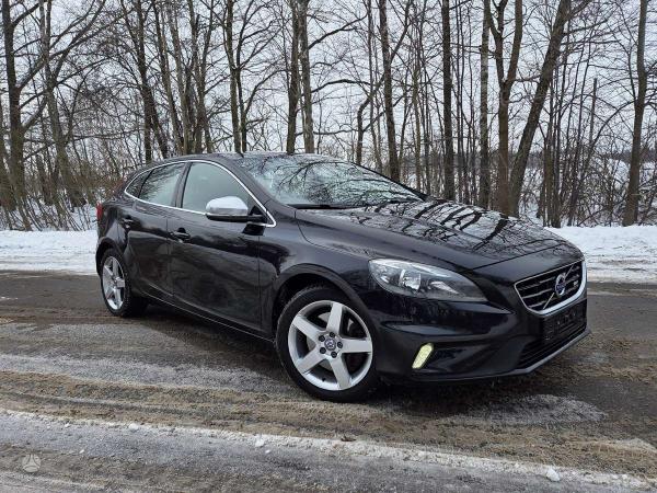 Pelēks Volvo V40 2013 Kauņa, ar dzinēja tilpumu 1.98 L un nobraukumu 234 tūkst. km par 6989 €, foto 2 vietnē AUTOMOTO.COM.LV
