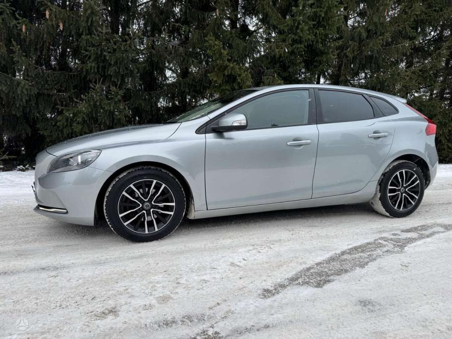 Pelēks Volvo V40 2013 Alīta, ar dzinēja tilpumu 1.56 L un nobraukumu 267 tūkst. km par 4799 €, foto 1 vietnē AUTOMOTO.COM.LV