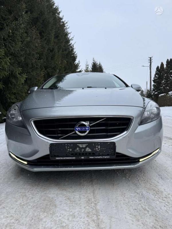 Pelēks Volvo V40 2013 Alīta, ar dzinēja tilpumu 1.56 L un nobraukumu 267 tūkst. km par 4799 €, foto 2 vietnē AUTOMOTO.COM.LV