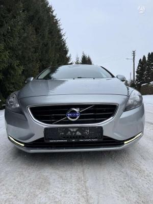 Pelēks Volvo V40 2013 Alīta, ar dzinēja tilpumu 1.56 L un nobraukumu 267 tūkst. km par 4799 €, foto 2 vietnē AUTOMOTO.COM.LV