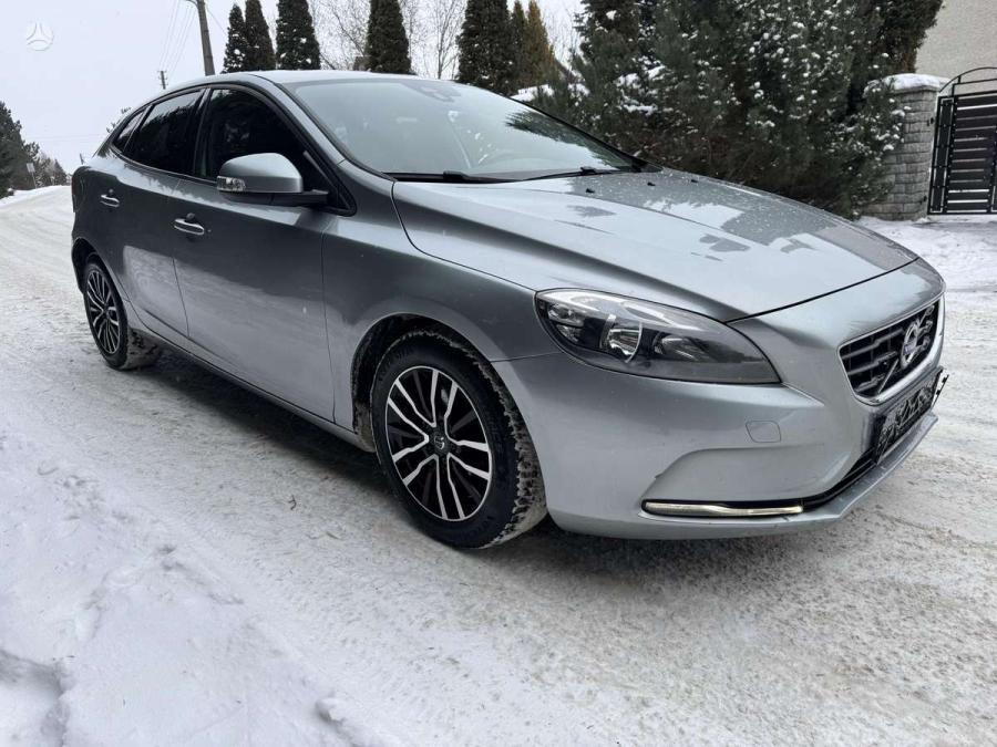 Pelēks Volvo V40 2013 Alīta, ar dzinēja tilpumu 1.56 L un nobraukumu 267 tūkst. km par 4799 €, foto 9 vietnē AUTOMOTO.COM.LV