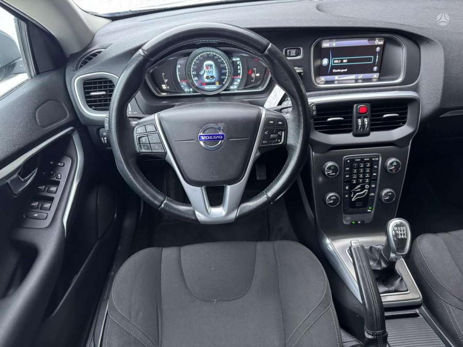 Pelēks Volvo V40 2013 Alīta, ar dzinēja tilpumu 1.56 L un nobraukumu 267 tūkst. km par 4799 €, foto 11 vietnē AUTOMOTO.COM.LV