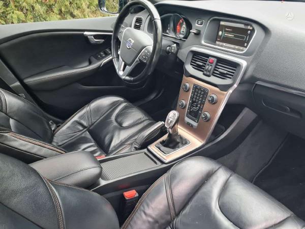 Pelēks Volvo V40 2013 Kauņa, ar dzinēja tilpumu 2.00 L un nobraukumu 198 tūkst. km par 6900 €, foto 3 vietnē AUTOMOTO.COM.LV