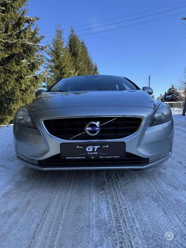 Pelēks Volvo V40 2013 Alīta, ar dzinēja tilpumu 1.98 L un nobraukumu 260 tūkst. km par 5700 €, foto 2 vietnē AUTOMOTO.COM.LV