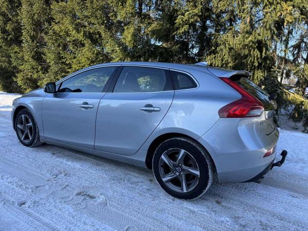 Pelēks Volvo V40 2013 Alīta, ar dzinēja tilpumu 1.98 L un nobraukumu 260 tūkst. km par 5700 €, foto 3 vietnē AUTOMOTO.COM.LV