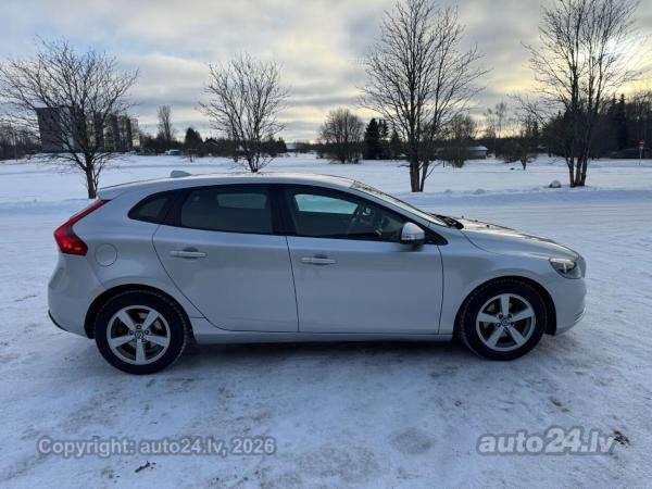 Pelēks Volvo V40 2013 Rapla, ar dzinēja tilpumu 1.60 L un nobraukumu 366 tūkst. km par 5900 €, foto 4 vietnē AUTOMOTO.COM.LV