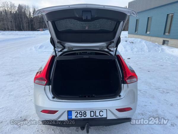 Pelēks Volvo V40 2013 Rapla, ar dzinēja tilpumu 1.60 L un nobraukumu 366 tūkst. km par 5900 €, foto 8 vietnē AUTOMOTO.COM.LV