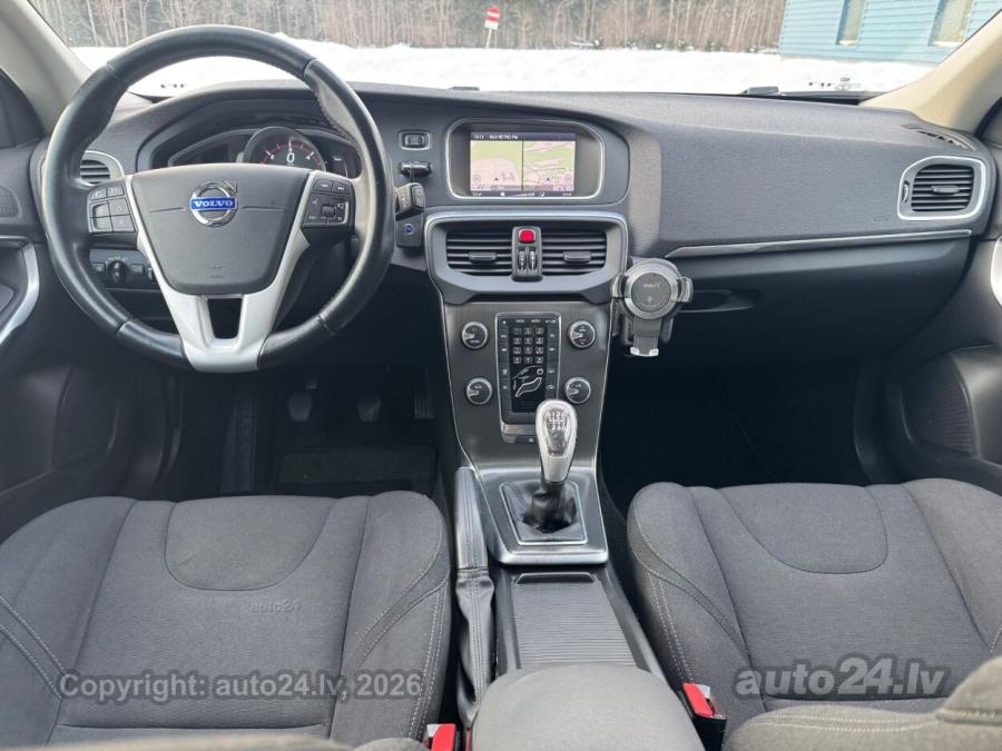 Grey Volvo V40 2013 in Rapla, with an engine capacity of 1.60 L and mileage of 366 thousand km for 5900 €, photo 9 on AUTOMOTO.COM.LV