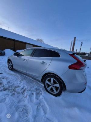 Pelēks Volvo V40 2013 Kauņa, ar dzinēja tilpumu 1.60 L un nobraukumu 295 tūkst. km par 3500 €, foto  vietnē AUTOMOTO.COM.LV