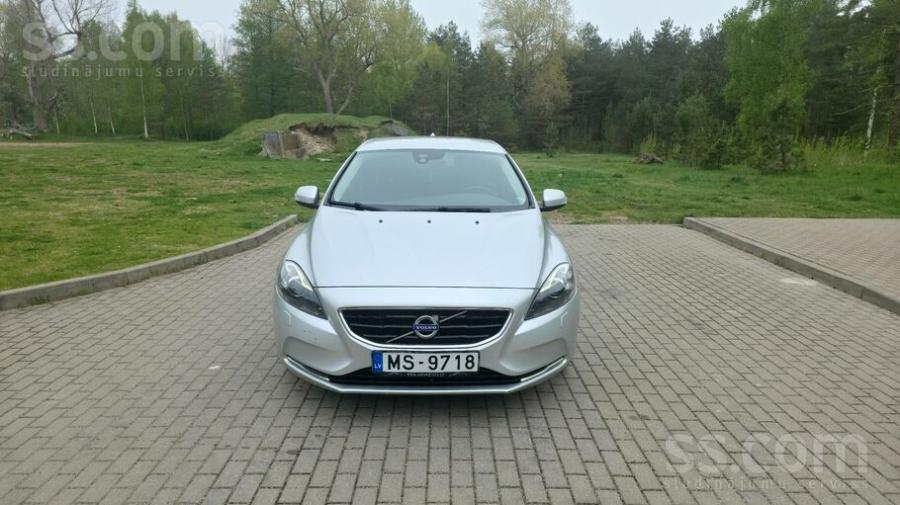 Pelēks Volvo V40 2013 Liepāja, ar dzinēja tilpumu 2.00 L un nobraukumu 275 tūkst. km par 7500 €, foto 3 vietnē AUTOMOTO.COM.LV