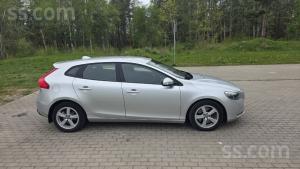 Pelēks Volvo V40 2013 Liepāja, ar dzinēja tilpumu 2.00 L un nobraukumu 275 tūkst. km par 7500 €, foto 4 vietnē AUTOMOTO.COM.LV