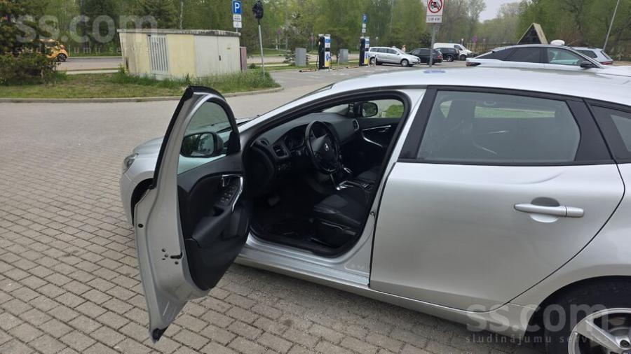 Pelēks Volvo V40 2013 Liepāja, ar dzinēja tilpumu 2.00 L un nobraukumu 275 tūkst. km par 7500 €, foto 7 vietnē AUTOMOTO.COM.LV
