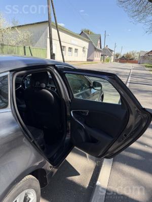 Pelēks Volvo V40 2013 Daugavpils, ar dzinēja tilpumu 1.60 L un nobraukumu 243 tūkst. km par 7350 €, foto 18 vietnē AUTOMOTO.COM.LV
