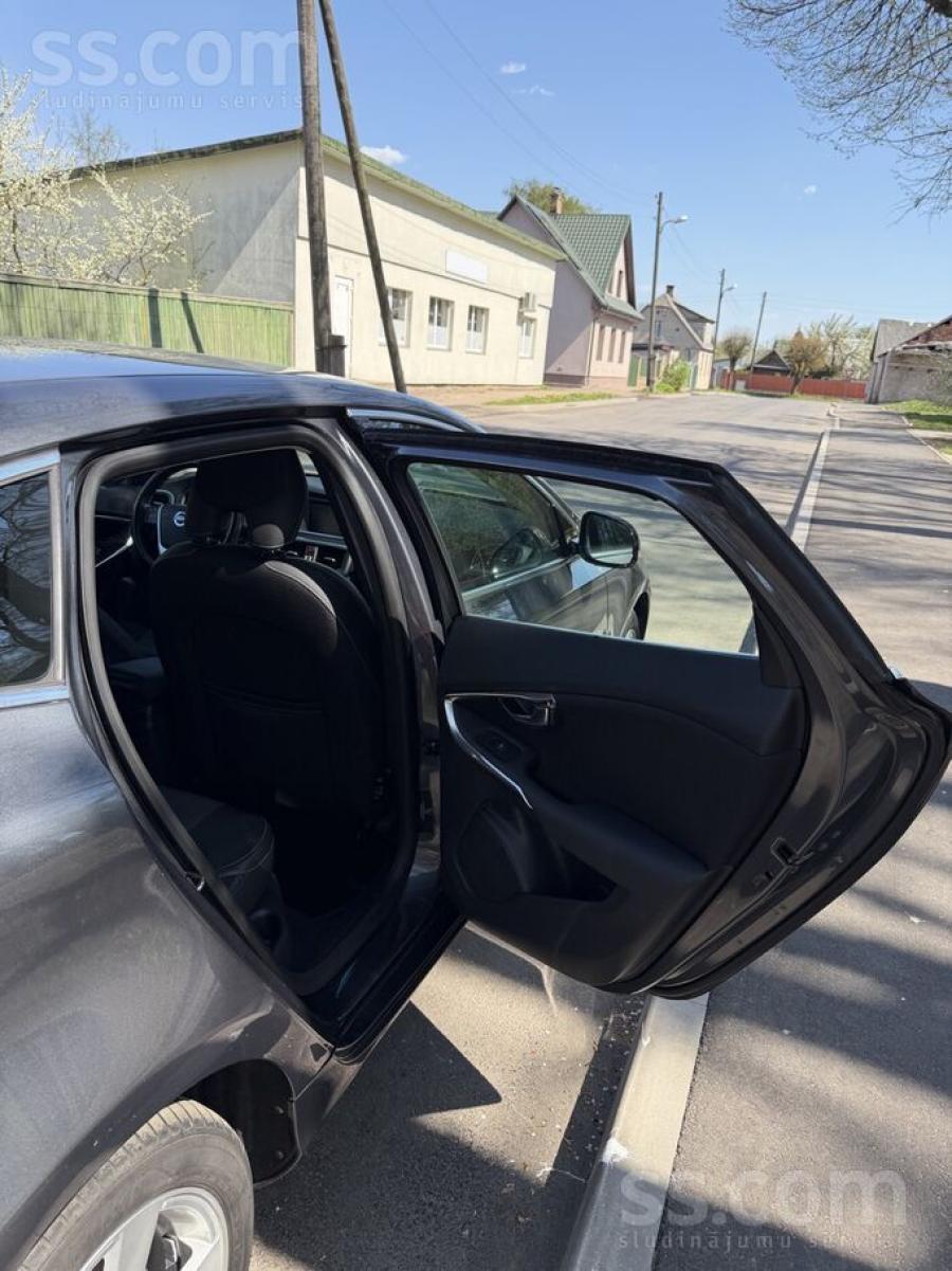 Pelēks Volvo V40 2013 Daugavpils, ar dzinēja tilpumu 1.60 L un nobraukumu 243 tūkst. km par 7350 €, foto 18 vietnē AUTOMOTO.COM.LV