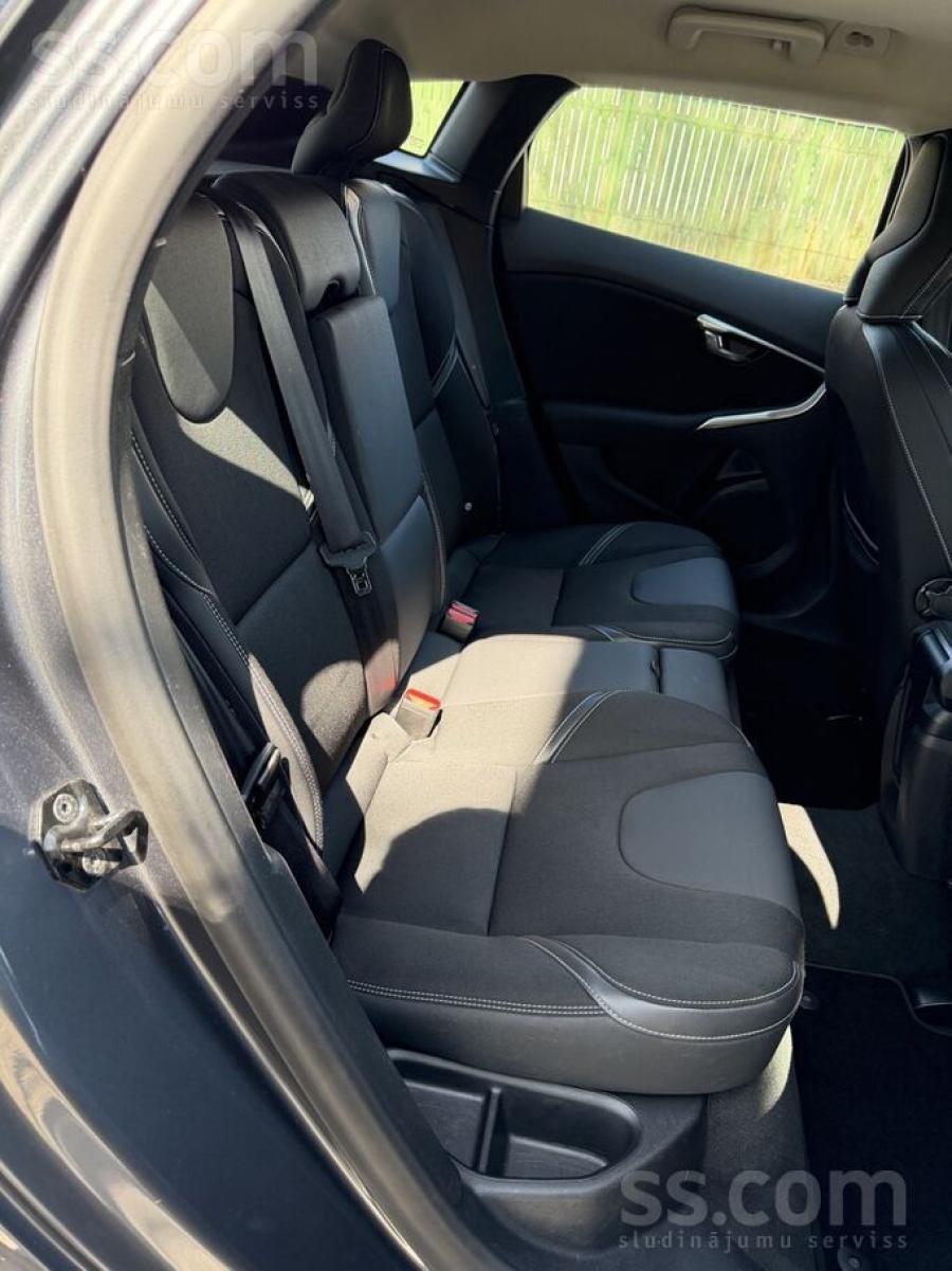 Pelēks Volvo V40 2013 Daugavpils, ar dzinēja tilpumu 1.60 L un nobraukumu 243 tūkst. km par 7350 €, foto 19 vietnē AUTOMOTO.COM.LV