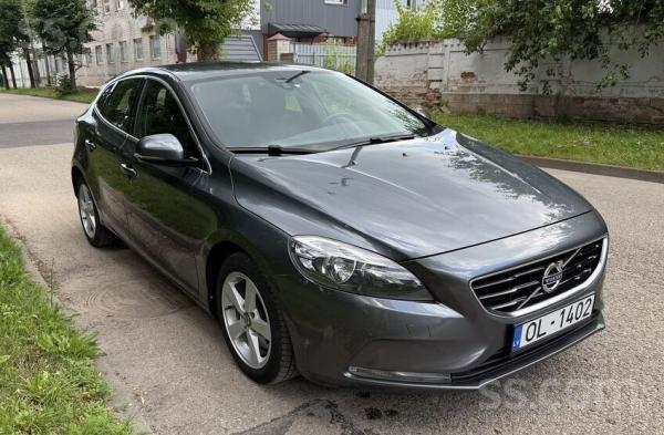 Pelēks Volvo V40 2013 Daugavpils, ar dzinēja tilpumu 1.60 L un nobraukumu 243 tūkst. km par 6950 €, foto 1 vietnē AUTOMOTO.COM.LV