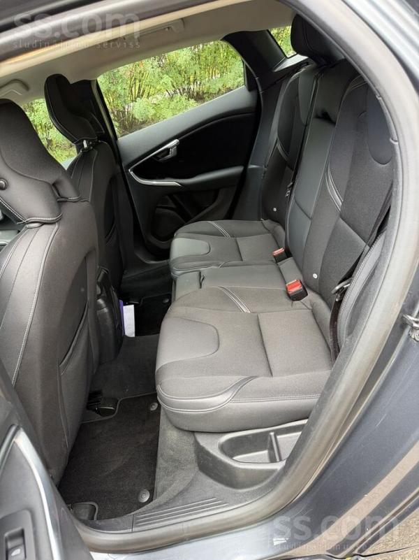 Pelēks Volvo V40 2013 Daugavpils, ar dzinēja tilpumu 1.60 L un nobraukumu 243 tūkst. km par 6950 €, foto 9 vietnē AUTOMOTO.COM.LV