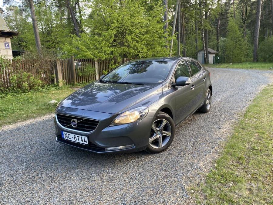 Pelēks Volvo V40 2013 Rīga, ar dzinēja tilpumu 1.60 L un nobraukumu 317 tūkst. km par 6100 €, foto 1 vietnē AUTOMOTO.COM.LV