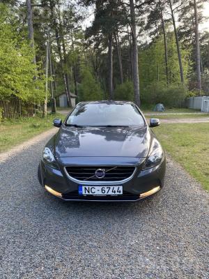 Pelēks Volvo V40 2013 Rīga, ar dzinēja tilpumu 1.60 L un nobraukumu 317 tūkst. km par 6100 €, foto 3 vietnē AUTOMOTO.COM.LV