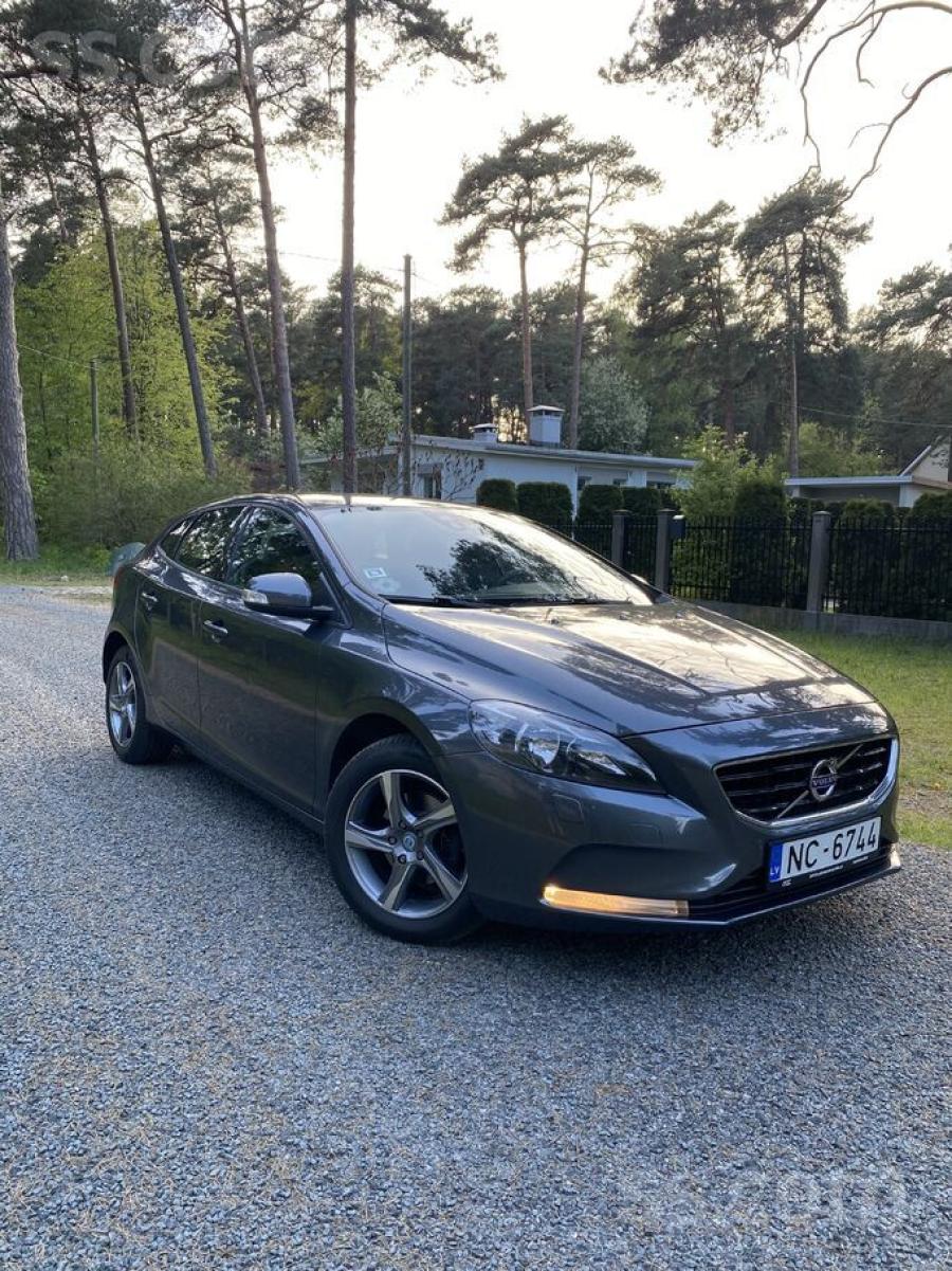 Pelēks Volvo V40 2013 Rīga, ar dzinēja tilpumu 1.60 L un nobraukumu 317 tūkst. km par 6100 €, foto 4 vietnē AUTOMOTO.COM.LV