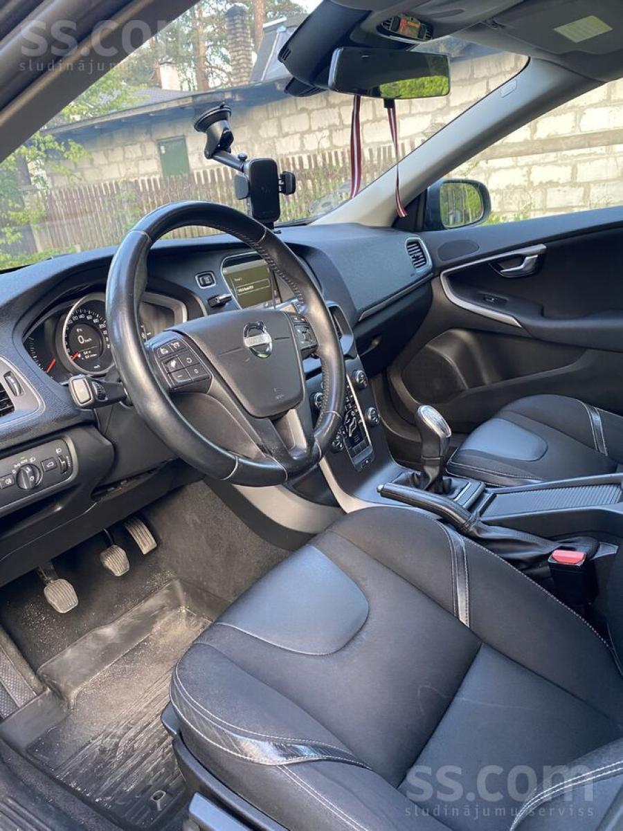 Pelēks Volvo V40 2013 Rīga, ar dzinēja tilpumu 1.60 L un nobraukumu 317 tūkst. km par 6100 €, foto 9 vietnē AUTOMOTO.COM.LV