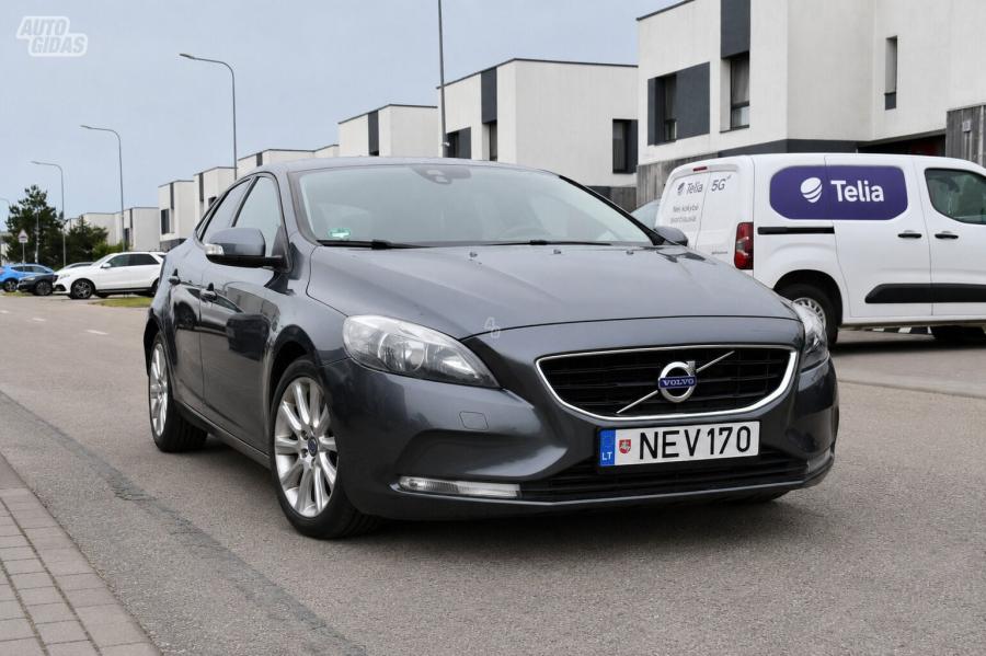 Grey Volvo V40 2013 in Vilnius, with an engine capacity of 1.60 L and mileage of 295 thousand km for 6500 €, photo 1 on AUTOMOTO.COM.LV