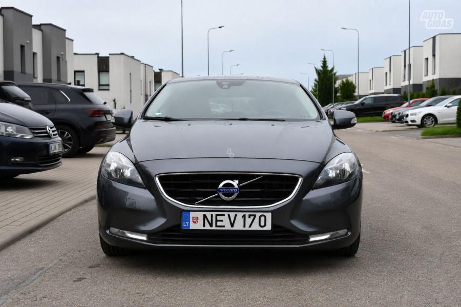 Grey Volvo V40 2013 in Vilnius, with an engine capacity of 1.60 L and mileage of 295 thousand km for 6500 €, photo 4 on AUTOMOTO.COM.LV