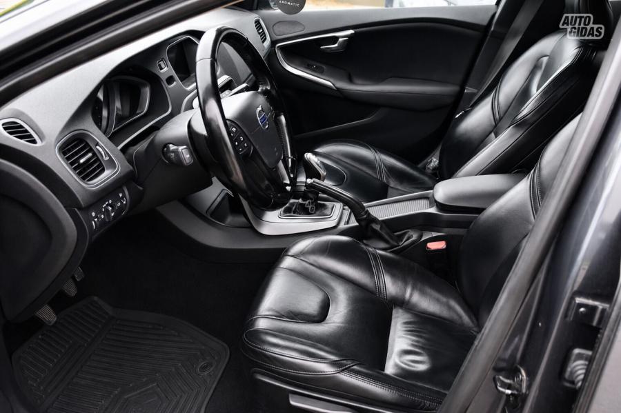 Grey Volvo V40 2013 in Vilnius, with an engine capacity of 1.60 L and mileage of 295 thousand km for 6500 €, photo 9 on AUTOMOTO.COM.LV