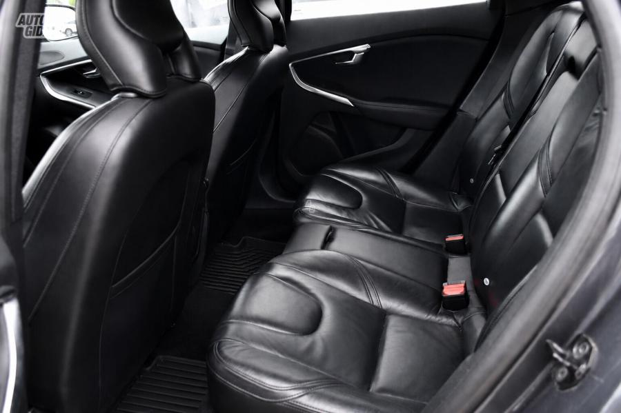 Grey Volvo V40 2013 in Vilnius, with an engine capacity of 1.60 L and mileage of 295 thousand km for 6500 €, photo 10 on AUTOMOTO.COM.LV