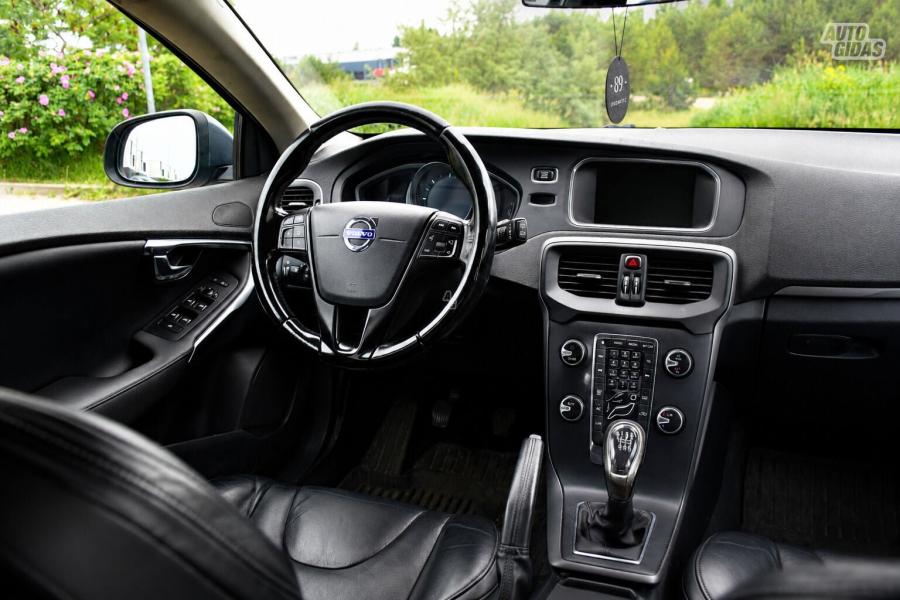Grey Volvo V40 2013 in Vilnius, with an engine capacity of 1.60 L and mileage of 295 thousand km for 6500 €, photo 14 on AUTOMOTO.COM.LV