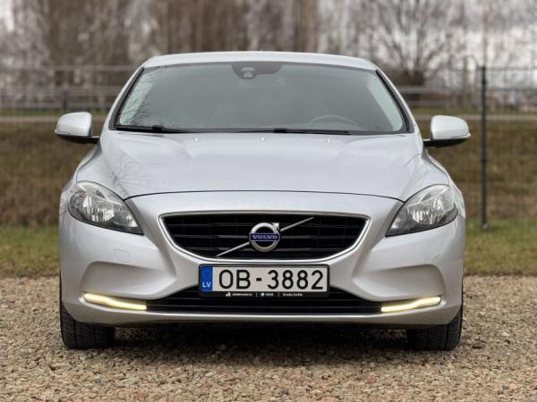 Pelēks Volvo V40 2013 Rīga, ar dzinēja tilpumu 1.60 L un nobraukumu 242 tūkst. km par 7990 €, foto 1 vietnē AUTOMOTO.COM.LV