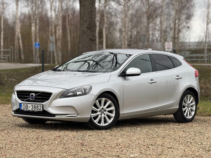 Grey Volvo V40 2013 in Riga, with an engine capacity of 1.60 L and mileage of 242 thousand km for 7990 €, photo 3 on AUTOMOTO.COM.LV