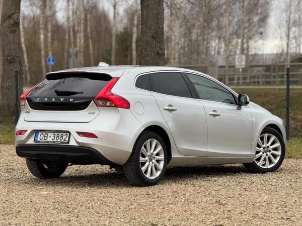 Pelēks Volvo V40 2013 Rīga, ar dzinēja tilpumu 1.60 L un nobraukumu 242 tūkst. km par 7990 €, foto 5 vietnē AUTOMOTO.COM.LV