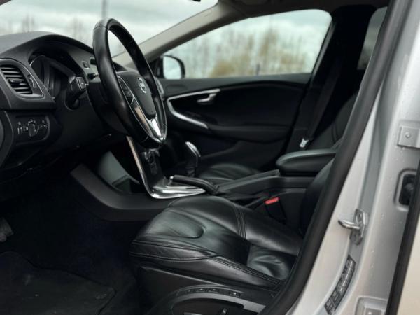 Pelēks Volvo V40 2013 Rīga, ar dzinēja tilpumu 1.60 L un nobraukumu 242 tūkst. km par 7990 €, foto 7 vietnē AUTOMOTO.COM.LV