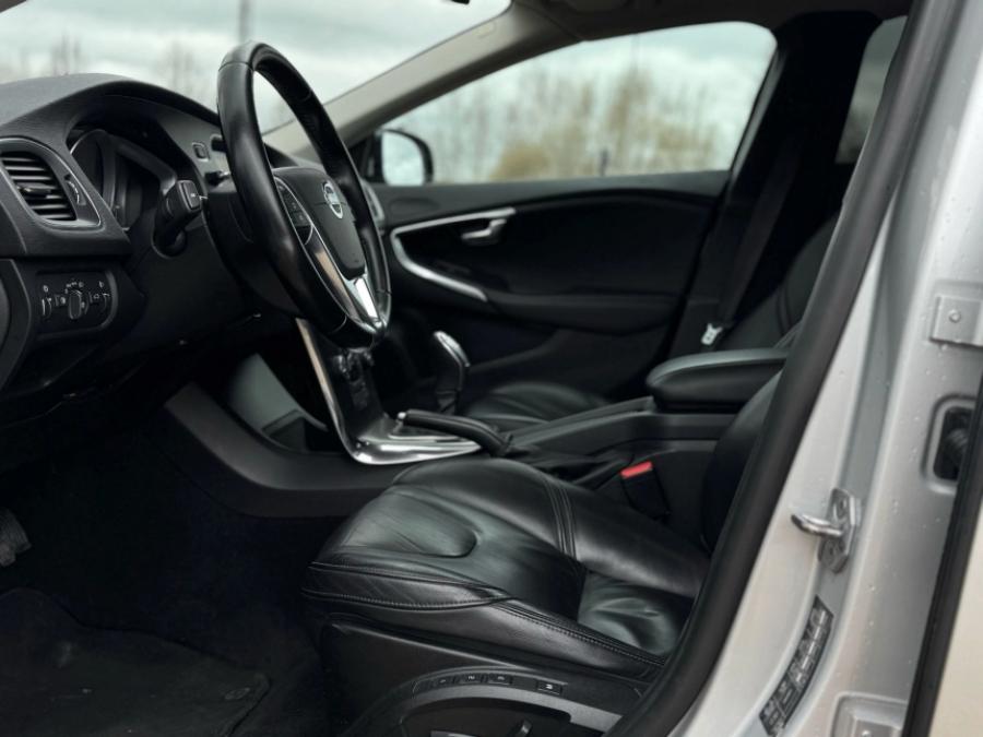 Grey Volvo V40 2013 in Riga, with an engine capacity of 1.60 L and mileage of 242 thousand km for 7990 €, photo 8 on AUTOMOTO.COM.LV